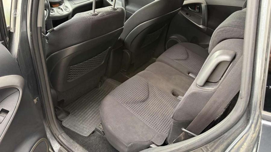 Grey Toyota RAV4 2006 in Vilnius, with an engine capacity of 2.23 L and mileage of 321 thousand km for 2499 €, photo 13 on AUTOMOTO.COM.LV