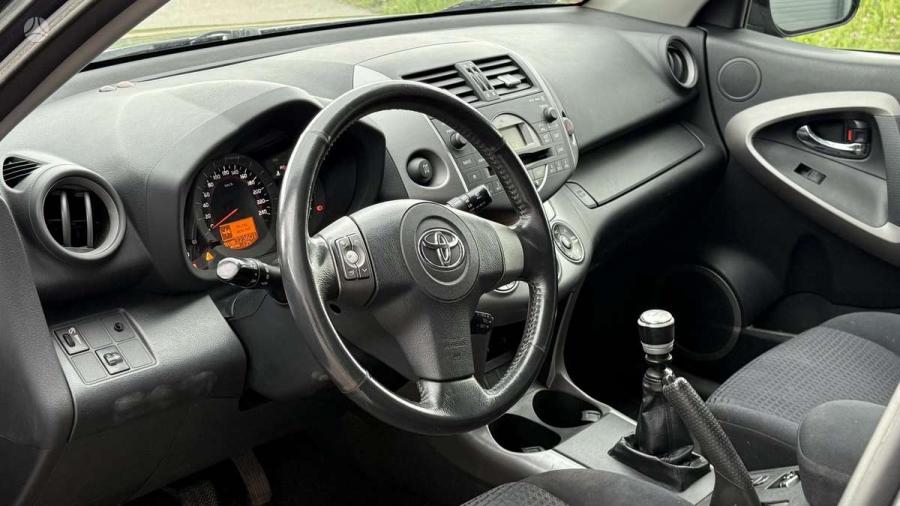Grey Toyota RAV4 2006 in Vilnius, with an engine capacity of 2.23 L and mileage of 321 thousand km for 2499 €, photo 15 on AUTOMOTO.COM.LV
