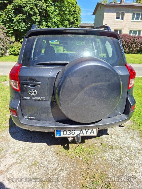 Pelēks Toyota RAV4 2006 Tallina, ar dzinēja tilpumu 2.20 L un nobraukumu 245 tūkst. km par 3490 €, foto 6 vietnē AUTOMOTO.COM.LV