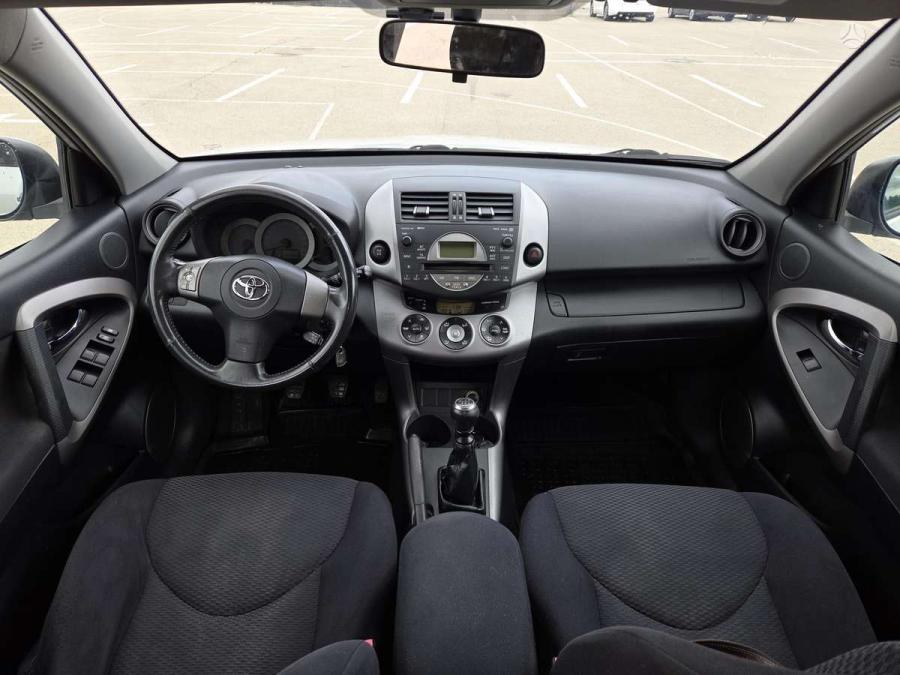 Pelēks Toyota RAV4 2006 Šauļi, ar dzinēja tilpumu 2.23 L un nobraukumu 239 tūkst. km par 3380 €, foto 7 vietnē AUTOMOTO.COM.LV