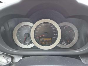 Pelēks Toyota RAV4 2006 Šauļi, ar dzinēja tilpumu 2.23 L un nobraukumu 239 tūkst. km par 3380 €, foto 8 vietnē AUTOMOTO.COM.LV
