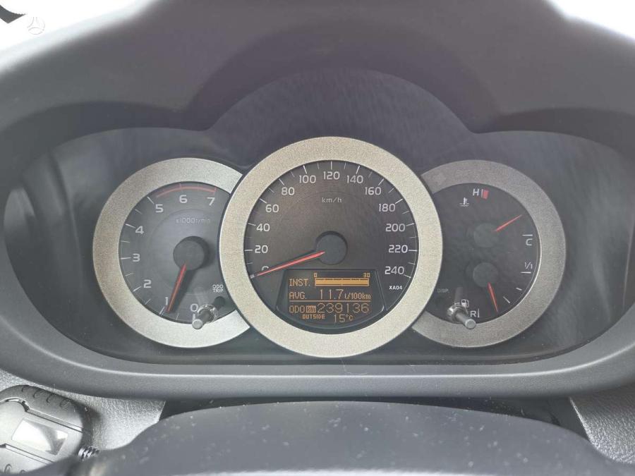 Pelēks Toyota RAV4 2006 Šauļi, ar dzinēja tilpumu 2.23 L un nobraukumu 239 tūkst. km par 3380 €, foto 8 vietnē AUTOMOTO.COM.LV