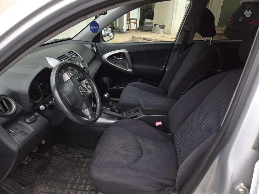 Pelēks Toyota RAV4 2006 Šauļi, ar dzinēja tilpumu 2.23 L un nobraukumu 239 tūkst. km par 3380 €, foto 10 vietnē AUTOMOTO.COM.LV