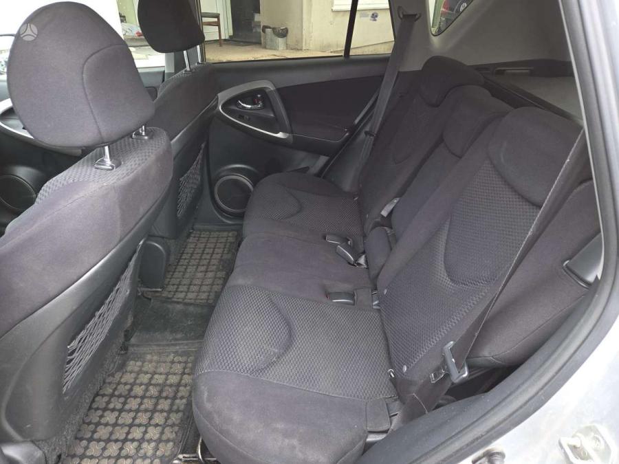 Pelēks Toyota RAV4 2006 Šauļi, ar dzinēja tilpumu 2.23 L un nobraukumu 239 tūkst. km par 3380 €, foto 11 vietnē AUTOMOTO.COM.LV