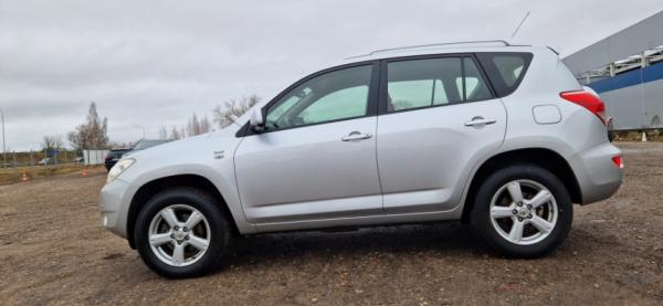 Grey Toyota RAV4 2006 in Riga, with an engine capacity of 2.20 L and mileage of 179 thousand km for 5850 €, photo 3 on AUTOMOTO.COM.LV