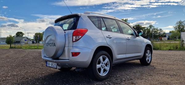 Grey Toyota RAV4 2006 in Riga, with an engine capacity of 2.20 L and mileage of 179 thousand km for 5850 €, photo 9 on AUTOMOTO.COM.LV