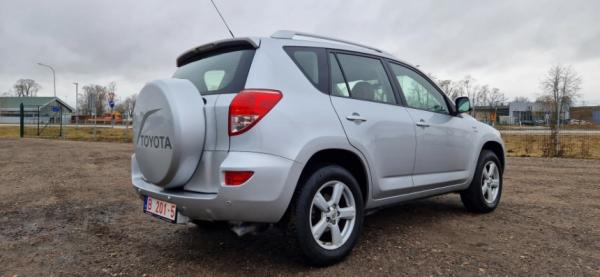 Grey Toyota RAV4 2006 in Riga, with an engine capacity of 2.20 L and mileage of 179 thousand km for 5850 €, photo 10 on AUTOMOTO.COM.LV