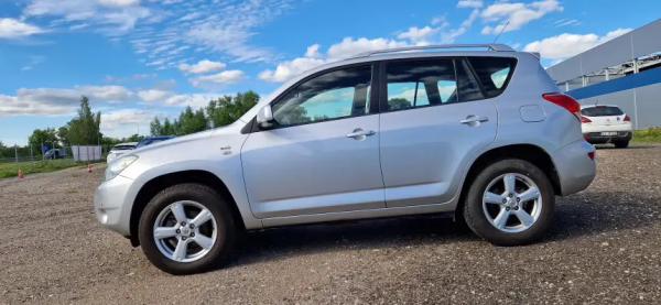 Grey Toyota RAV4 2006 in Daugavpils, with an engine capacity of 2.20 L and mileage of 179 thousand km for 5850 €, photo 2 on AUTOMOTO.COM.LV