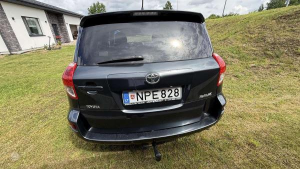 Pelēks Toyota RAV4 2006 Viļņa, ar dzinēja tilpumu 2.23 L un nobraukumu 320 tūkst. km par 2499 €, foto 5 vietnē AUTOMOTO.COM.LV