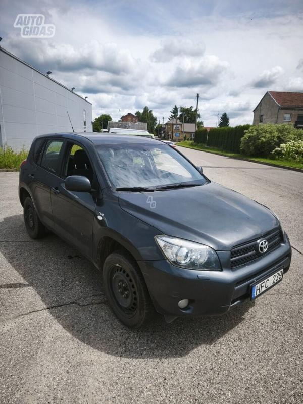 Pelēks Toyota RAV4 2006 Kauņa, ar dzinēja tilpumu 2.20 L un nobraukumu 245 tūkst. km par 1950 €, foto 1 vietnē AUTOMOTO.COM.LV
