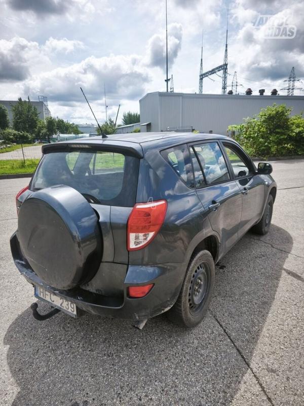 Pelēks Toyota RAV4 2006 Kauņa, ar dzinēja tilpumu 2.20 L un nobraukumu 245 tūkst. km par 1950 €, foto 6 vietnē AUTOMOTO.COM.LV
