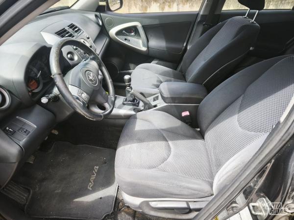 Pelēks Toyota RAV4 2006 Kauņa, ar dzinēja tilpumu 2.20 L un nobraukumu 245 tūkst. km par 1950 €, foto 8 vietnē AUTOMOTO.COM.LV
