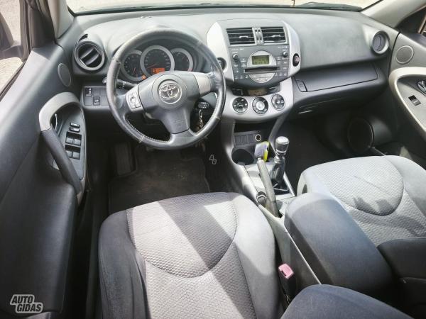 Pelēks Toyota RAV4 2006 Kauņa, ar dzinēja tilpumu 2.20 L un nobraukumu 245 tūkst. km par 1950 €, foto 9 vietnē AUTOMOTO.COM.LV