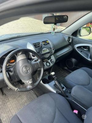 Pelēks Toyota RAV4 2006 Šilalė, ar dzinēja tilpumu 2.23 L un nobraukumu 297 tūkst. km par 4150 €, foto 9 vietnē AUTOMOTO.COM.LV