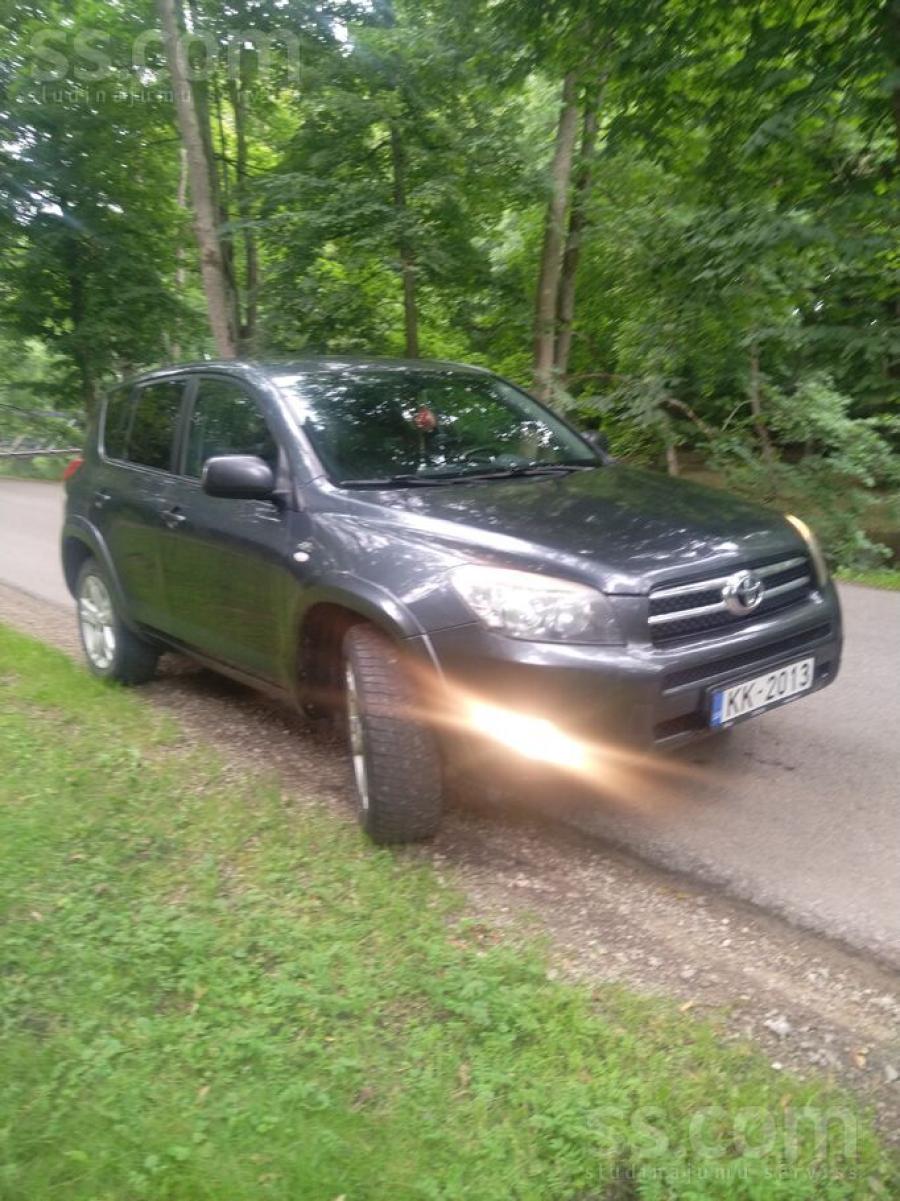 Grey Toyota RAV4 2006 in Bauska, with an engine capacity of 2.20 L and mileage of 0 thousand km for 3200 €, photo 3 on AUTOMOTO.COM.LV