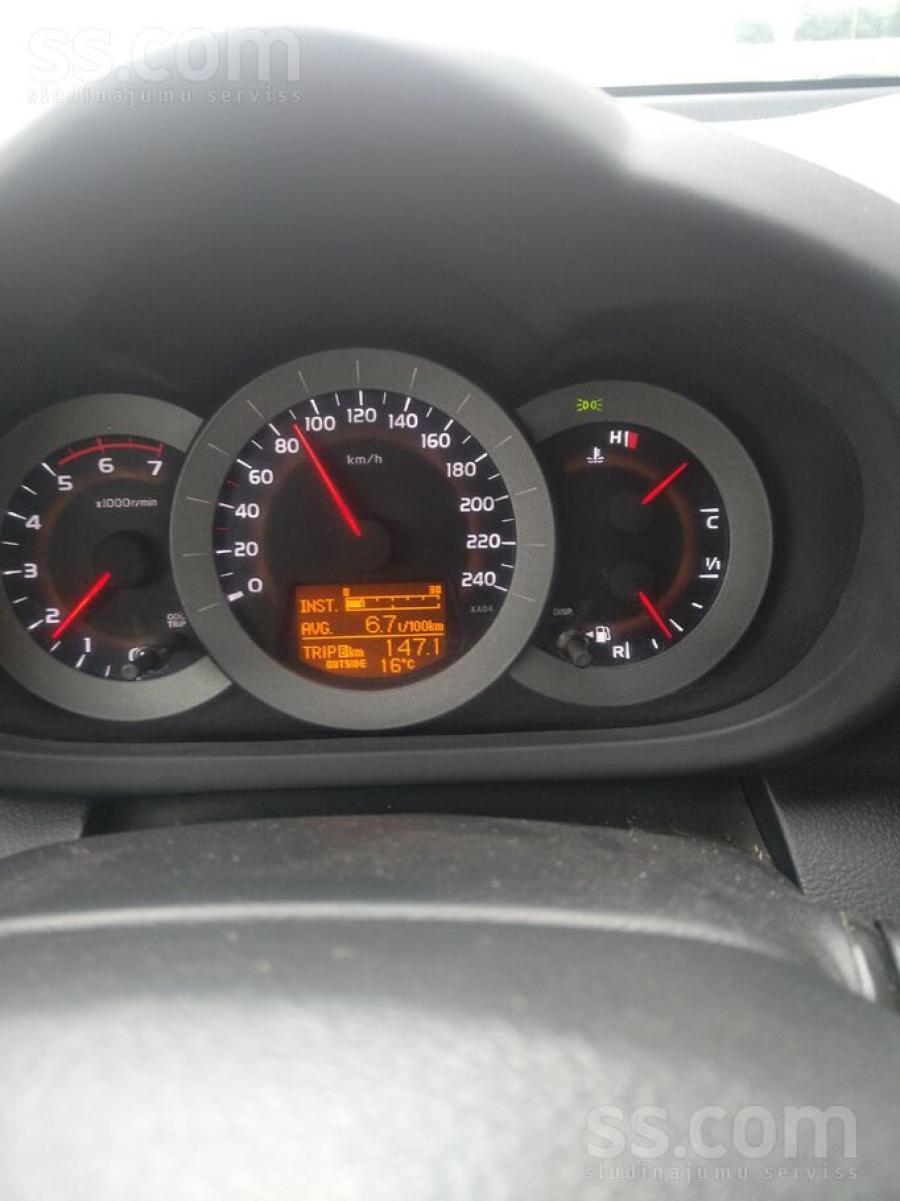 Grey Toyota RAV4 2006 in Bauska, with an engine capacity of 2.20 L and mileage of 0 thousand km for 3200 €, photo 4 on AUTOMOTO.COM.LV