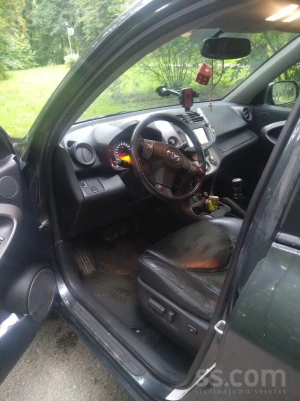 Pelēks Toyota RAV4 2006 Bauska, ar dzinēja tilpumu 2.20 L un nobraukumu 0 tūkst. km par 3200 €, foto 4 vietnē AUTOMOTO.COM.LV