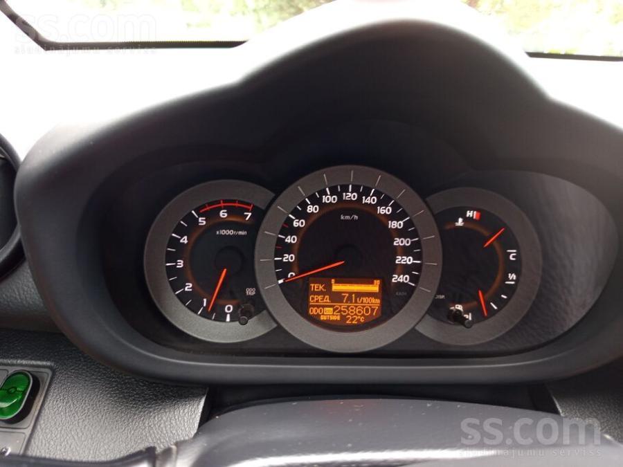 Pelēks Toyota RAV4 2006 Jelgava, ar dzinēja tilpumu 2.20 L un nobraukumu 258 tūkst. km par 3700 €, foto 11 vietnē AUTOMOTO.COM.LV