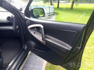 Pelēks Toyota RAV4 2006 Jelgava, ar dzinēja tilpumu 2.20 L un nobraukumu 258 tūkst. km par 3700 €, foto 16 vietnē AUTOMOTO.COM.LV