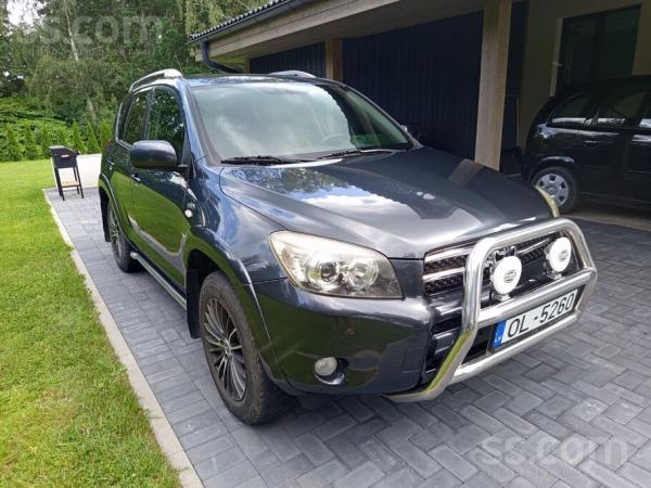 Pelēks Toyota RAV4 2006 Jelgava, ar dzinēja tilpumu 2.20 L un nobraukumu 258 tūkst. km par 3700 €, foto 2 vietnē AUTOMOTO.COM.LV