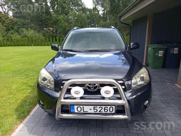 Pelēks Toyota RAV4 2006 Jelgava, ar dzinēja tilpumu 2.20 L un nobraukumu 258 tūkst. km par 3700 €, foto 3 vietnē AUTOMOTO.COM.LV