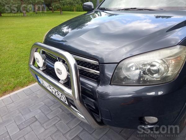 Pelēks Toyota RAV4 2006 Jelgava, ar dzinēja tilpumu 2.20 L un nobraukumu 258 tūkst. km par 3700 €, foto 9 vietnē AUTOMOTO.COM.LV