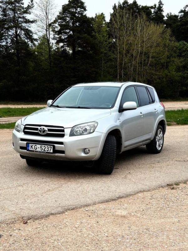 Pelēks Toyota RAV4 2006 Tukums, ar dzinēja tilpumu 2.20 L un nobraukumu 366 tūkst. km par 2000 €, foto 1 vietnē AUTOMOTO.COM.LV