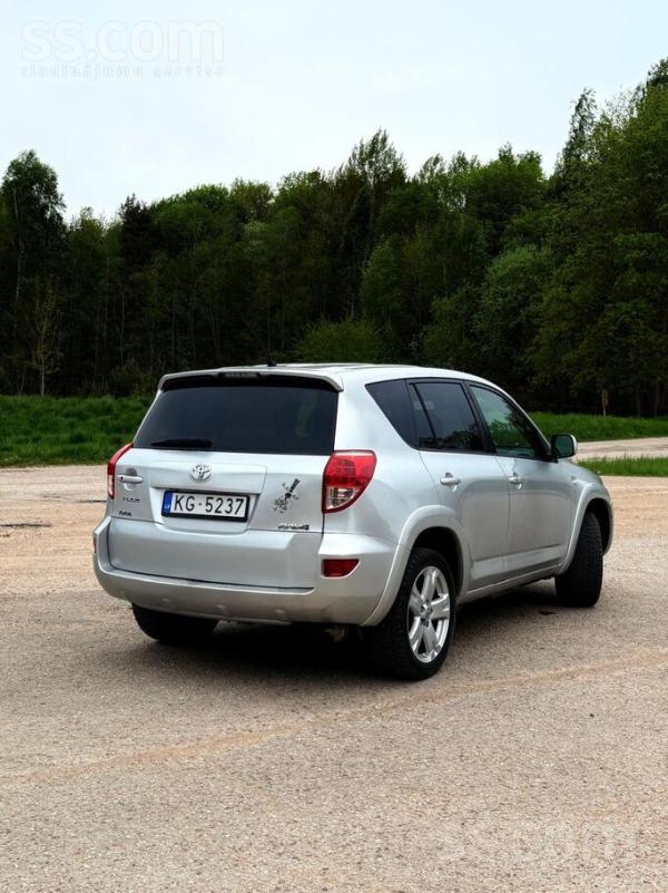 Pelēks Toyota RAV4 2006 Tukums, ar dzinēja tilpumu 2.20 L un nobraukumu 366 tūkst. km par 2000 €, foto 2 vietnē AUTOMOTO.COM.LV