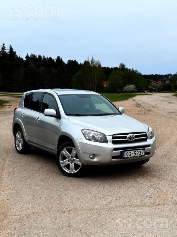 Pelēks Toyota RAV4 2006 Tukums, ar dzinēja tilpumu 2.20 L un nobraukumu 366 tūkst. km par 2000 €, foto 3 vietnē AUTOMOTO.COM.LV