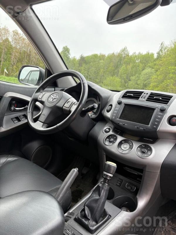 Pelēks Toyota RAV4 2006 Tukums, ar dzinēja tilpumu 2.20 L un nobraukumu 366 tūkst. km par 2000 €, foto 4 vietnē AUTOMOTO.COM.LV
