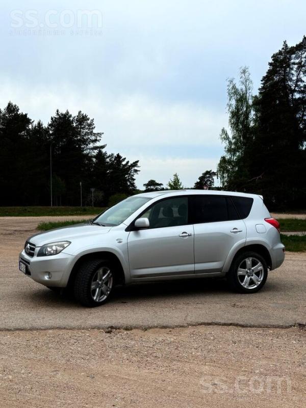 Pelēks Toyota RAV4 2006 Tukums, ar dzinēja tilpumu 2.20 L un nobraukumu 366 tūkst. km par 2000 €, foto 5 vietnē AUTOMOTO.COM.LV