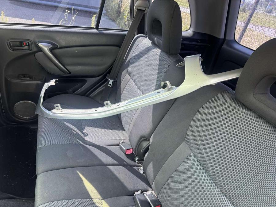 Pelēks Toyota RAV4 2006 Rīga, ar dzinēja tilpumu 2.00 L un nobraukumu 248 tūkst. km par 1690 €, foto 5 vietnē AUTOMOTO.COM.LV