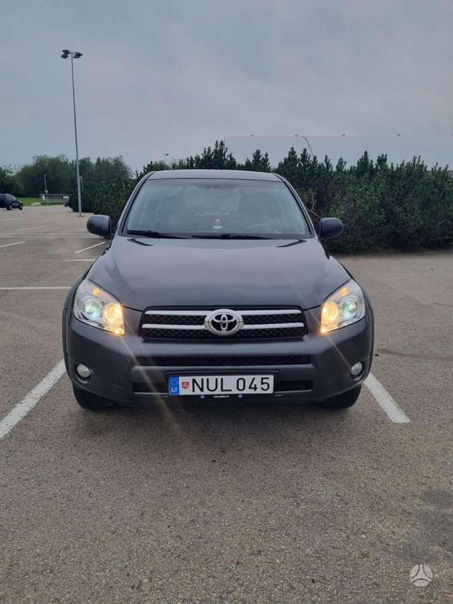 Grey Toyota RAV4 2006 in Siauliai, with an engine capacity of 2.23 L and mileage of 313 thousand km for 4150 €, photo 1 on AUTOMOTO.COM.LV