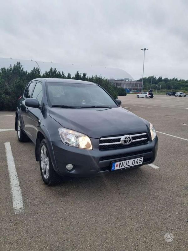 Grey Toyota RAV4 2006 in Siauliai, with an engine capacity of 2.23 L and mileage of 313 thousand km for 4150 €, photo 2 on AUTOMOTO.COM.LV