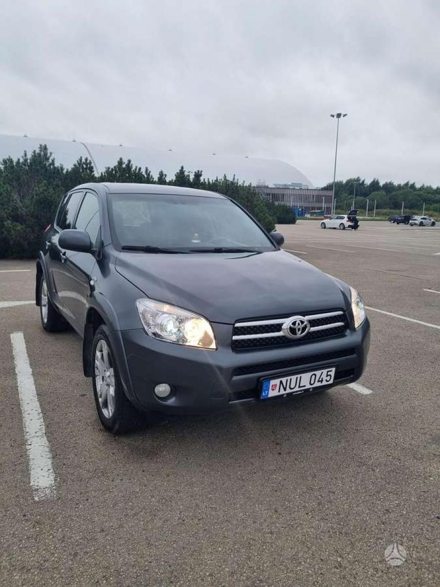 Grey Toyota RAV4 2006 in Siauliai, with an engine capacity of 2.23 L and mileage of 313 thousand km for 4150 €, photo 3 on AUTOMOTO.COM.LV