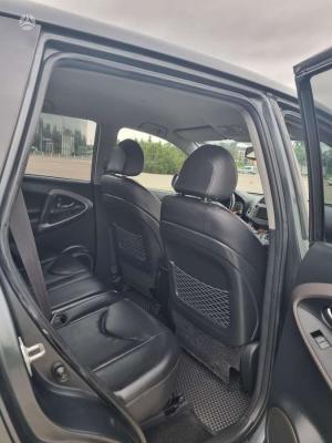 Grey Toyota RAV4 2006 in Siauliai, with an engine capacity of 2.23 L and mileage of 313 thousand km for 4150 €, photo 4 on AUTOMOTO.COM.LV