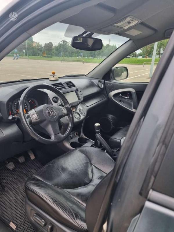 Grey Toyota RAV4 2006 in Siauliai, with an engine capacity of 2.23 L and mileage of 313 thousand km for 4150 €, photo 4 on AUTOMOTO.COM.LV