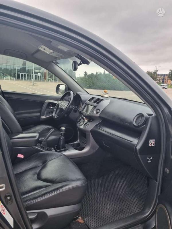 Grey Toyota RAV4 2006 in Siauliai, with an engine capacity of 2.23 L and mileage of 313 thousand km for 4150 €, photo 5 on AUTOMOTO.COM.LV