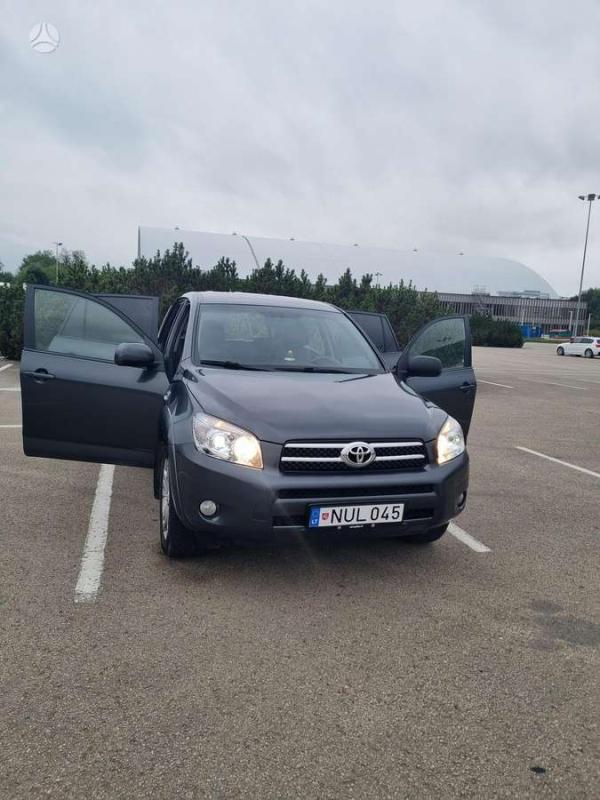 Grey Toyota RAV4 2006 in Siauliai, with an engine capacity of 2.23 L and mileage of 313 thousand km for 4150 €, photo 6 on AUTOMOTO.COM.LV