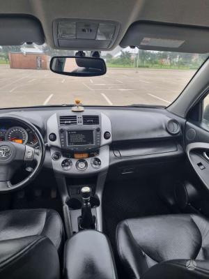 Grey Toyota RAV4 2006 in Siauliai, with an engine capacity of 2.23 L and mileage of 313 thousand km for 4150 €, photo 8 on AUTOMOTO.COM.LV