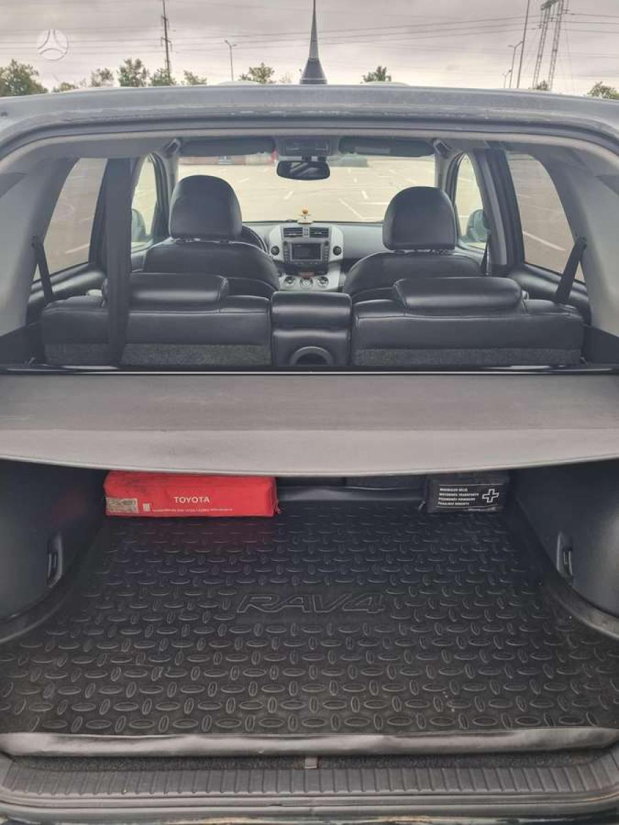 Grey Toyota RAV4 2006 in Siauliai, with an engine capacity of 2.23 L and mileage of 313 thousand km for 4150 €, photo 9 on AUTOMOTO.COM.LV