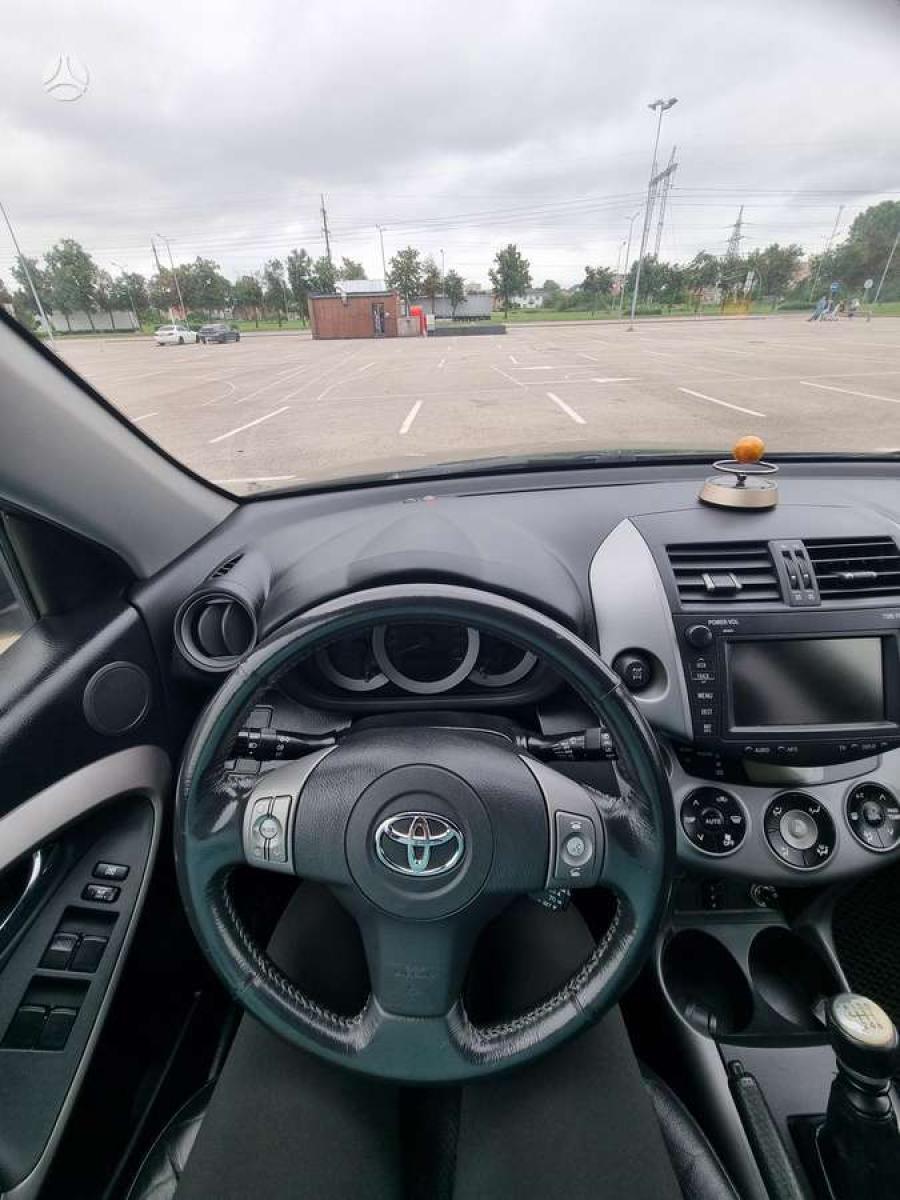 Grey Toyota RAV4 2006 in Siauliai, with an engine capacity of 2.23 L and mileage of 313 thousand km for 4150 €, photo 12 on AUTOMOTO.COM.LV