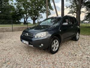 Pelēks Toyota RAV4 2006 Cēsis, ar dzinēja tilpumu 2.20 L un nobraukumu 0 tūkst. km par 6500 €, foto  vietnē AUTOMOTO.COM.LV
