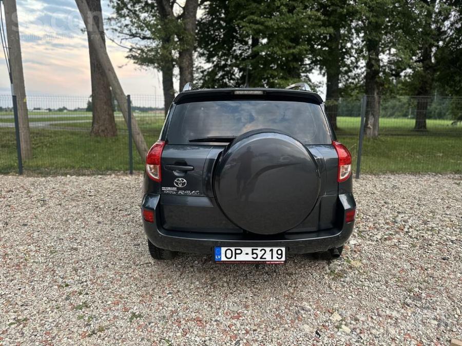 Pelēks Toyota RAV4 2006 Cēsis, ar dzinēja tilpumu 2.20 L un nobraukumu 0 tūkst. km par 6500 €, foto 5 vietnē AUTOMOTO.COM.LV