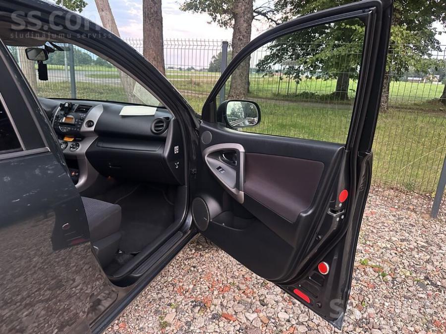 Pelēks Toyota RAV4 2006 Cēsis, ar dzinēja tilpumu 2.20 L un nobraukumu 0 tūkst. km par 6500 €, foto 16 vietnē AUTOMOTO.COM.LV