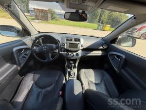 Pelēks Toyota RAV4 2006 Jūrmala, ar dzinēja tilpumu 2.20 L un nobraukumu 376 tūkst. km par 1990 €, foto 6 vietnē AUTOMOTO.COM.LV