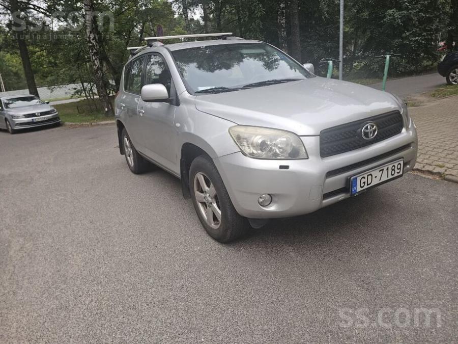 Grey Toyota RAV4 2006 in Riga, with an engine capacity of 2.00 L and mileage of 280 thousand km for 2500 €, photo 3 on AUTOMOTO.COM.LV