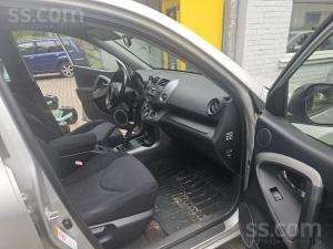 Grey Toyota RAV4 2006 in Riga, with an engine capacity of 2.00 L and mileage of 280 thousand km for 2500 €, photo 7 on AUTOMOTO.COM.LV