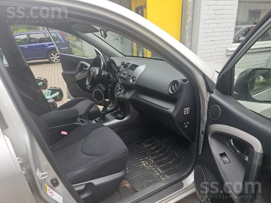 Grey Toyota RAV4 2006 in Riga, with an engine capacity of 2.00 L and mileage of 280 thousand km for 2500 €, photo 7 on AUTOMOTO.COM.LV