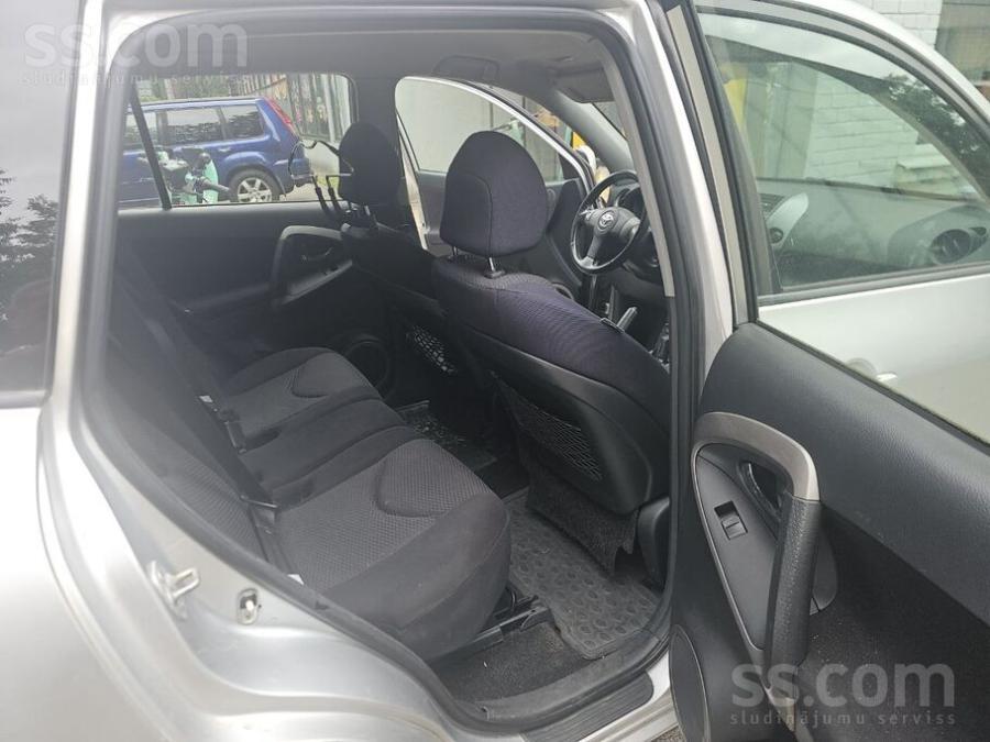 Grey Toyota RAV4 2006 in Riga, with an engine capacity of 2.00 L and mileage of 280 thousand km for 2500 €, photo 8 on AUTOMOTO.COM.LV